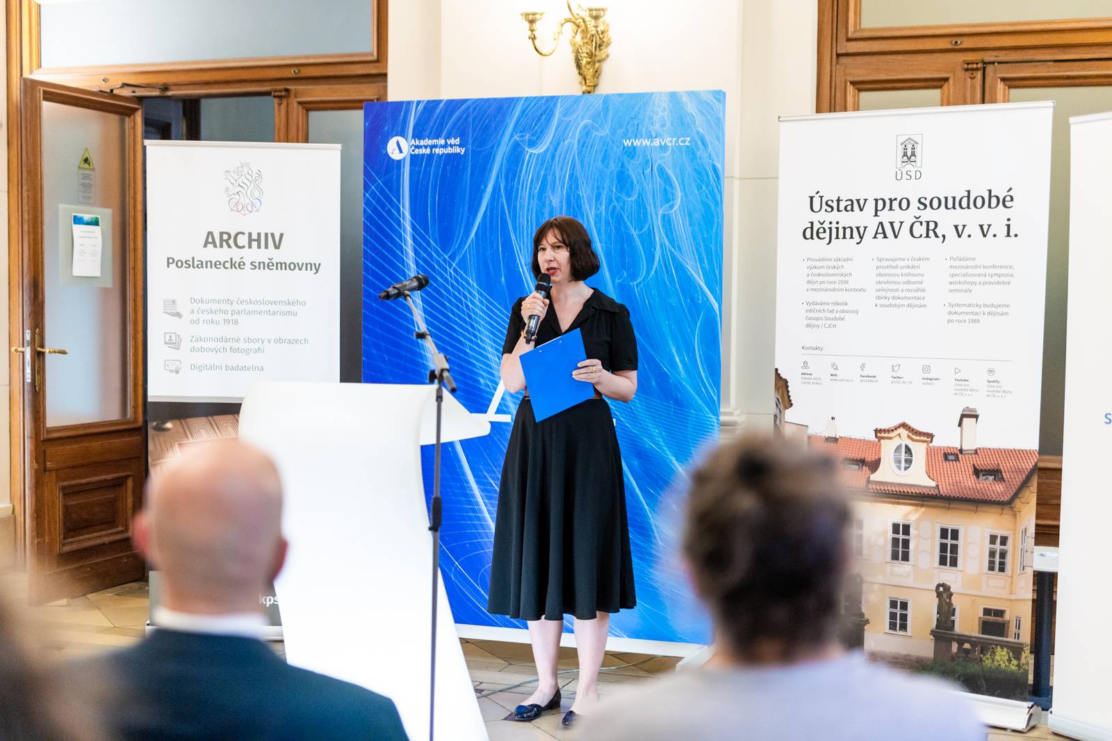 Černobílé snímky pestré doby. Navštivte výstavu fotografií porevoluční ...