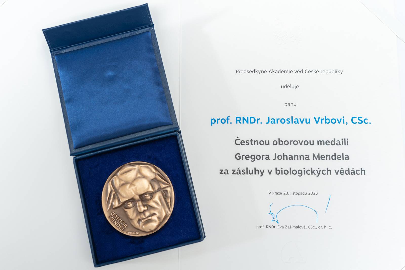 Biologové Jiří Nedoma a Jaroslav Vrba převzali medaili Gregora Johanna ...