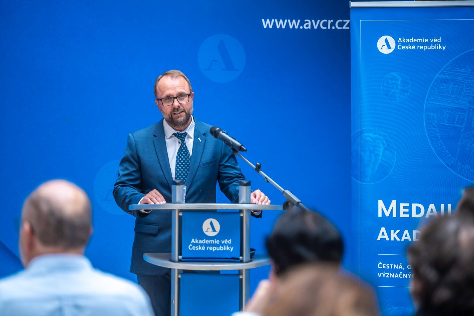 Biologové Jiří Nedoma a Jaroslav Vrba převzali medaili Gregora Johanna ...
