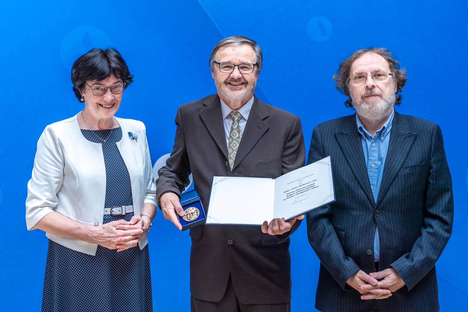 Biologové Jiří Nedoma a Jaroslav Vrba převzali medaili Gregora Johanna ...