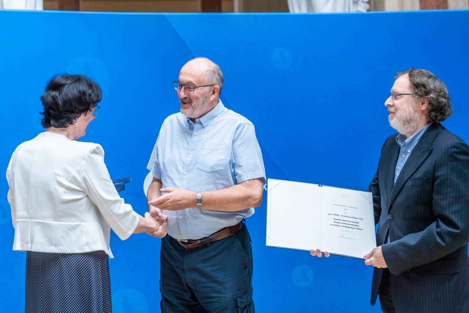 Biologové Jiří Nedoma a Jaroslav Vrba převzali medaili Gregora Johanna ...