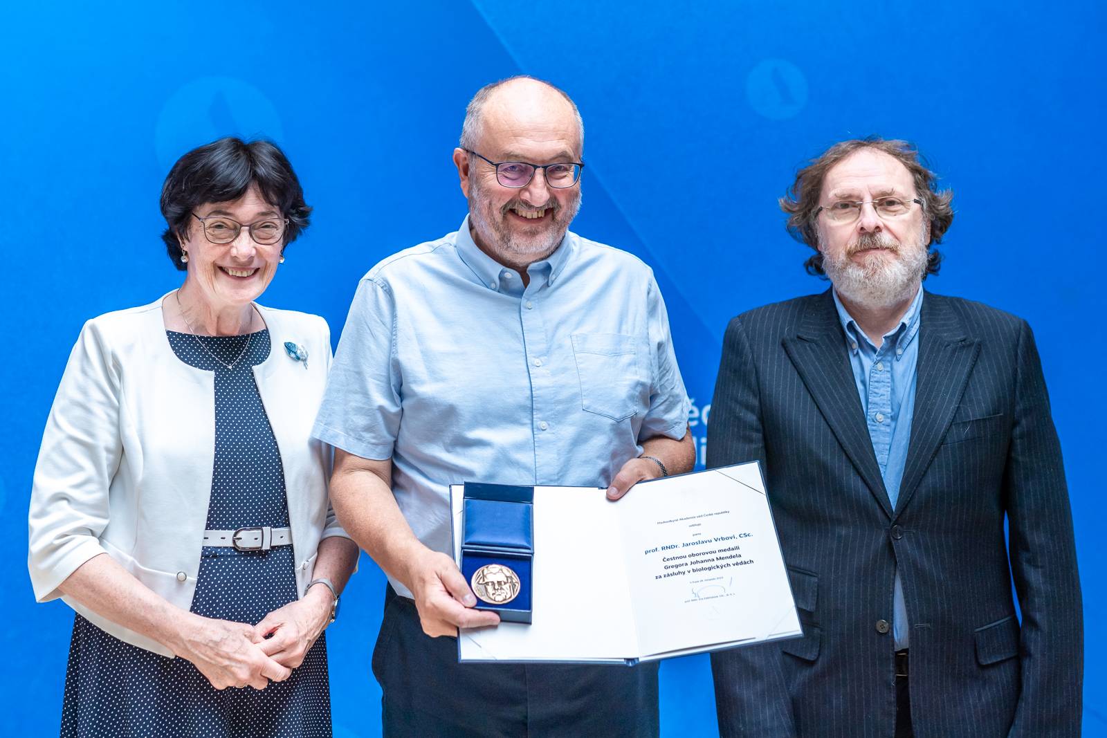Biologové Jiří Nedoma a Jaroslav Vrba převzali medaili Gregora Johanna ...